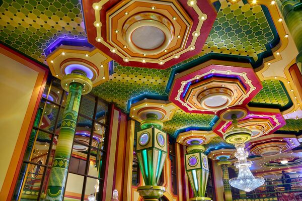 Así son los 'cholets': los edificios de colorido estilo arquitectónico ...